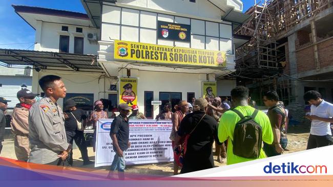 Marga Kalami Datangi Polresta Sorong Kota Tuntut Pembukaan Paksa Palang Adat