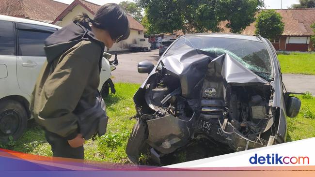Mobil Tabrak Pembatas Jalan di Secang Magelang, 1 Orang Tewas