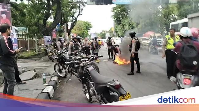 9 Mahasiswa Demo Tutup Jalan Sultan Alauddin Makassar Dibubarkan Aparat