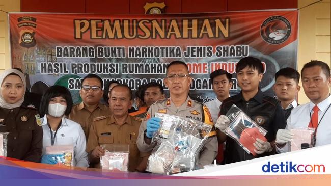 Polisi Gerebek Pabrik Sabu Oplosan di OI, Wanita Lansia Ditangkap