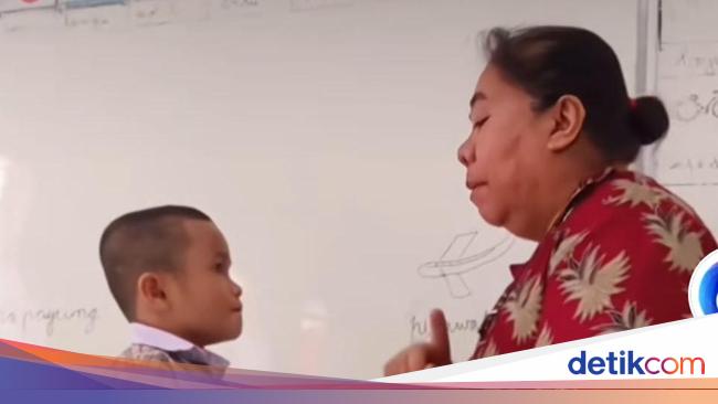Kesabaran Guru SLB di Medan Ini Dipuji Netizen