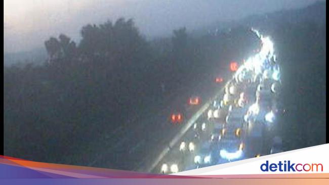 Penampakan Macet Parah Tol Cipularang Arah Bandung yang Ditutup Buruh
