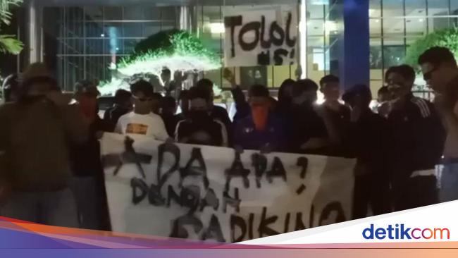 Fans PSM Makassar Geruduk Gedung Bosowa Kecewa Tunggakan Gaji Pemain