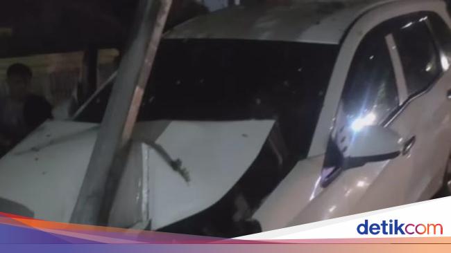 Brakkk! Mobilio Ringsek Dikemudikan Remaja Mabuk Tabrak Tiang PJU Surabaya