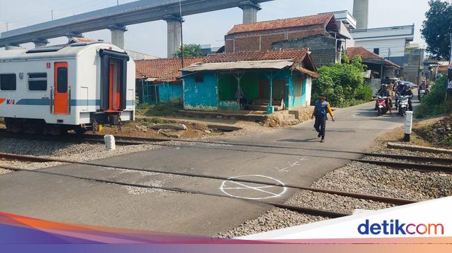 Melihat Perlintasan Tanpa Palang di Lokasi Feeder Whoosh Vs Mobil