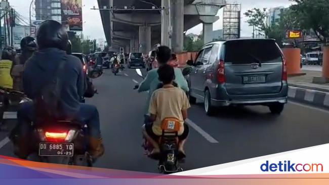 Bocah Bonceng 3 Tak Berhelm Terobos Jalan Raya Makassar Pakai Sepeda ...