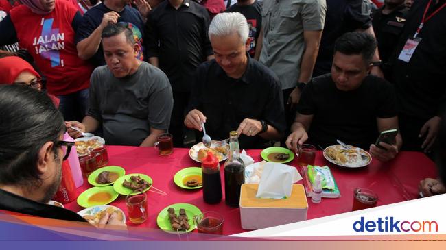 Potret Ganjar Sarapan Bareng Warga di Pasar Lama Bekasi - Foto 4