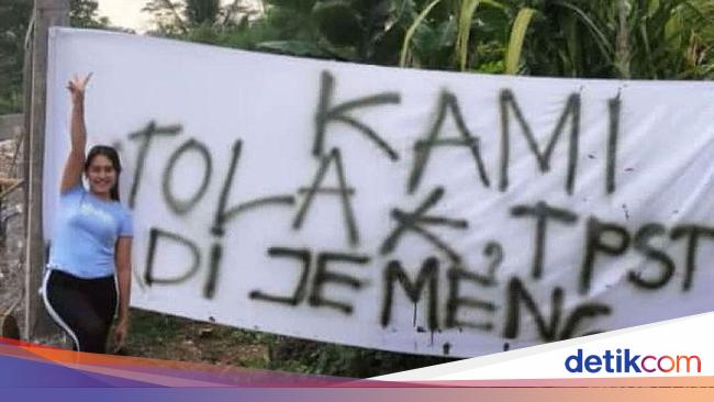 Pose di Sebelah Spanduk Tolak TPST, Perempuan Ini Bikin Salfok Netizen