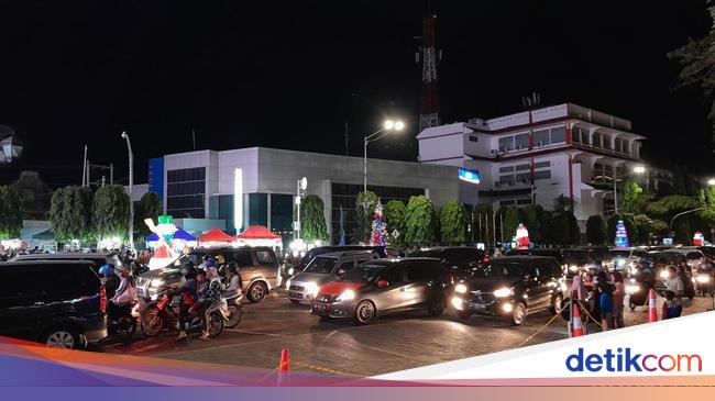Lalu Lintas Jalan di Pusat Kota Solo Padat Malam Ini