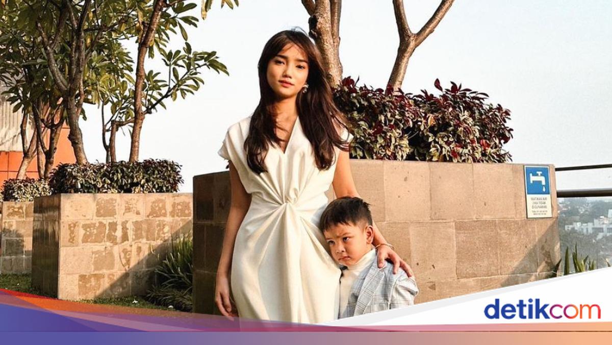 8 Potret Gala Sky Bareng Fuji, Makin Ganteng & Imut Pakai Jas