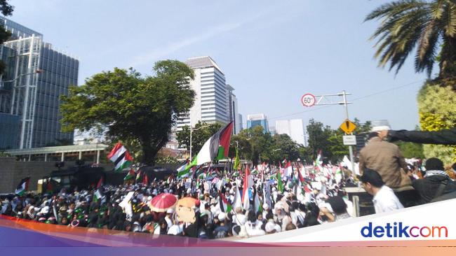 Massa Demo Bela Palestina di Kedubes AS Jakarta Bubarkan Diri Massa Demo Bela Palestina di Kedubes AS Jakarta Bubarkan Diri