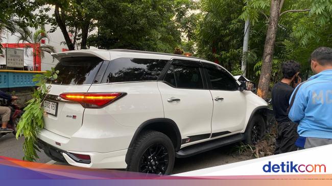 Fortuner Ringsek Tabrak Pohon di Gayung Kebonsari Surabaya