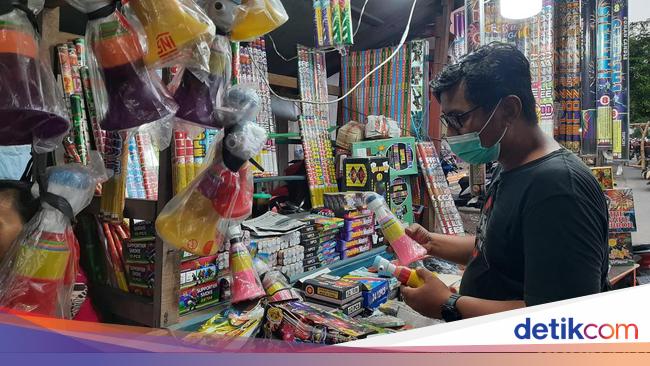 Satpol PP Mulai Sisir Pedagang Petasan Jelang Malam Pergantian Tahun Satpol PP Mulai Sisir Pedagang Petasan Jelang Malam Pergantian Tahun