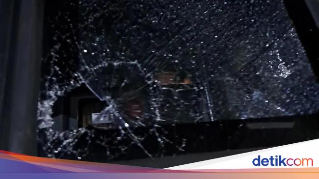 Bus Perspa Dilempari Batu di Ponorogo hingga Kaca Pecah