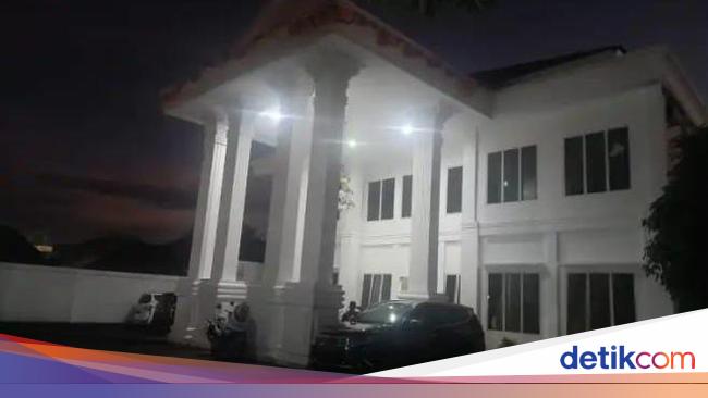 KPK Datangi Rumah Jabatan Gubernur Maluku Utara Terkait OTT KPK Datangi Rumah Jabatan Gubernur Maluku Utara Terkait OTT