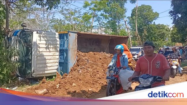 Truk Muat Tanah Urukan Tol di Probolinggo Tabrak Pemotor, 2 Orang Tewas