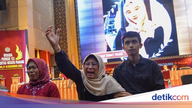 Pilu, Orang Tua Korban Tewas Erupsi Marapi Gantikan Anaknya Wisuda Pilu, Orang Tua Korban Tewas Erupsi Marapi Gantikan Anaknya Wisuda