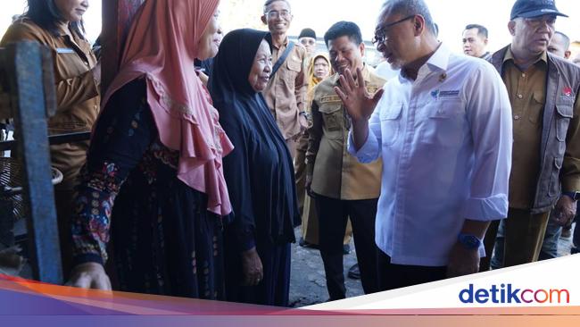 Zulhas Gelar Gerakan Pangan Murah di Sambas, Antrean Warga Mengular