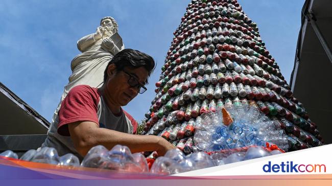 Kreatif, Pohon Natal di Tangsel Berbahan Botol Plastik Bekas
