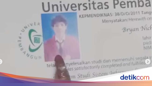 Viral Bikin Emosi, Wanita Bakar Ijazah Pacar Gegara Belum Kembalikan Helm Viral Bikin Emosi, Wanita Bakar Ijazah Pacar Gegara Belum Kembalikan Helm
