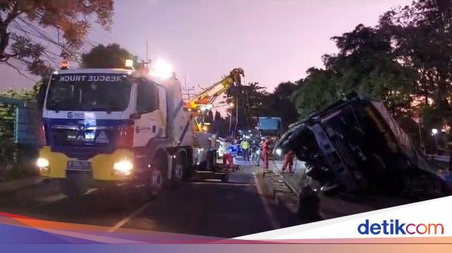 Truk Kontainer Terguling di Jalan Juanda Depok, Lalin Macet