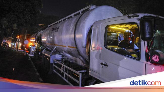 Antrean Panjang Truk buat Isi BBM