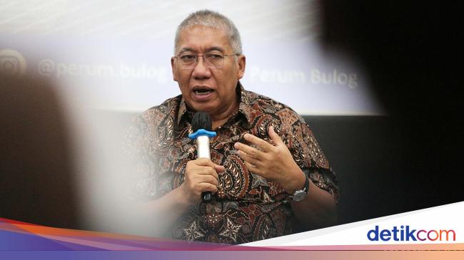 Dirut Bulog Buka Suara soal Viral Berasnya Ditempeli Stiker Prabowo-Gibran Dirut Bulog Buka Suara soal Viral Berasnya Ditempeli Stiker Prabowo-Gibran