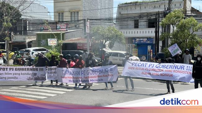 Ada Demo di Depan Kantor Gubernur Sulsel, Lalin di Urip Sumoharjo Tersendat