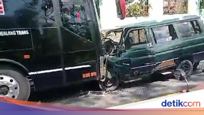 Brak! Tabrakan Bus Vs Mobil di Jalan Wonosari Patuk