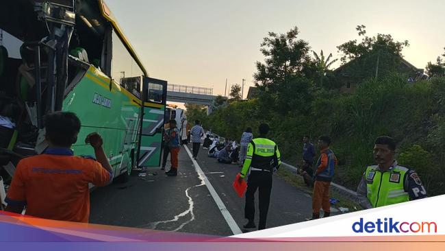 Bus Rombongan SMP Tabrak Truk di Tol Karanganyar, Ini Daftar Korbannya