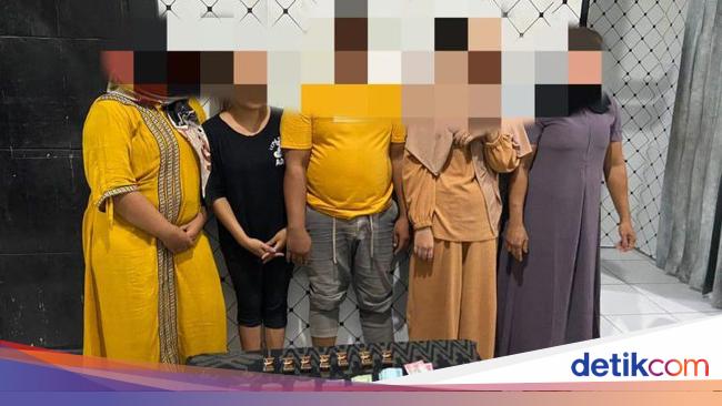 Gerebek Kos, Polisi Tangkap Emak-emak Asyik Main Judi Domino Gerebek Kos, Polisi Tangkap Emak-emak Asyik Main Judi Domino