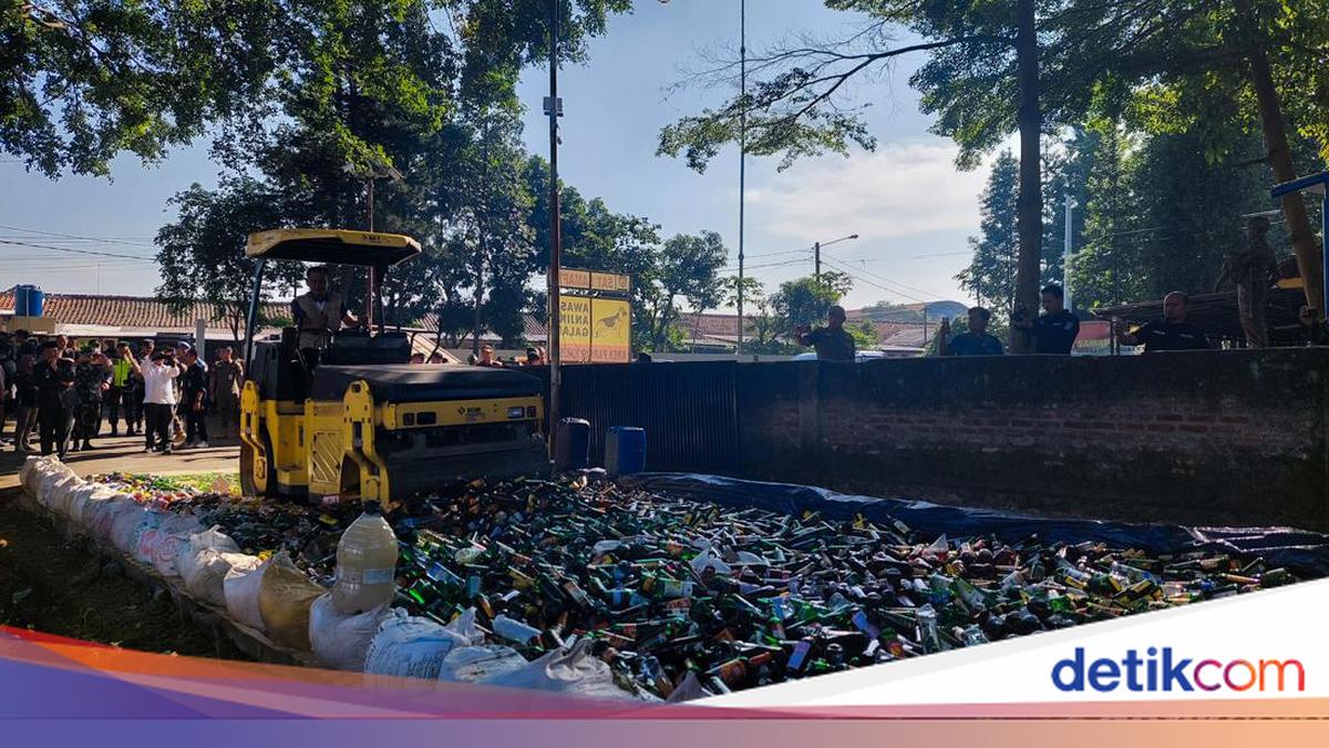 Picu Aksi Geng Motor di Cimahi, 11.219 Botol Miras Ilegal Digilas Stoom