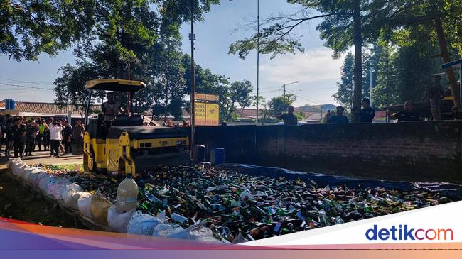 Picu Aksi Geng Motor di Cimahi, 11.219 Botol Miras Ilegal Digilas Stoom