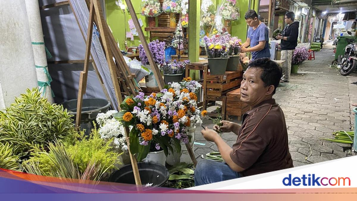 Pasar Bunga Kayoon Kebanjiran Pembeli Jelang Nataru
