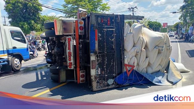 Oleng, Truk Bermuatan Bekatul Terguling di Jalan Denpasar-Gilimanuk Oleng, Truk Bermuatan Bekatul Terguling di Jalan Denpasar-Gilimanuk