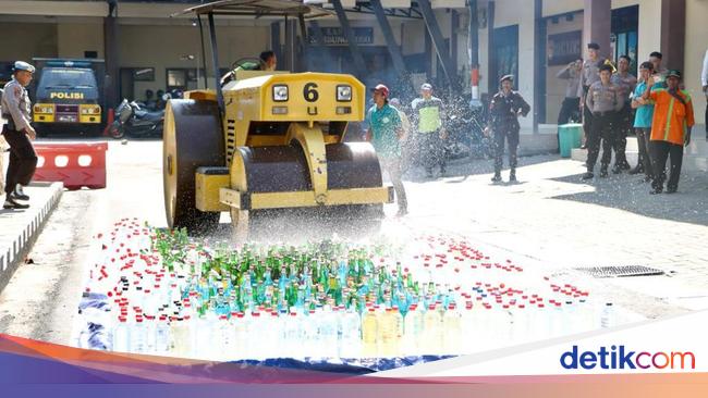 2.218 Botol Miras Dimusnahkan Hasil Sitaan 6 Bulan di Polres Jombang