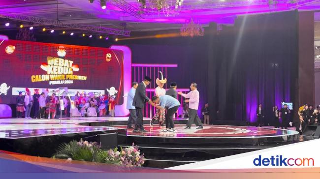 Momen Gibran Salami Anies dan Ganjar Usai Debat Kedua Berakhir Momen Gibran Salami Anies dan Ganjar Usai Debat Kedua Berakhir
