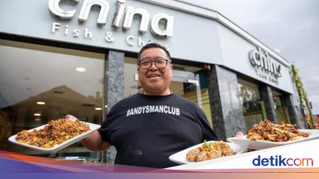 Gembira Sambut Natal, Pemilik Restoran Ini Berbagi Makanan Gratis