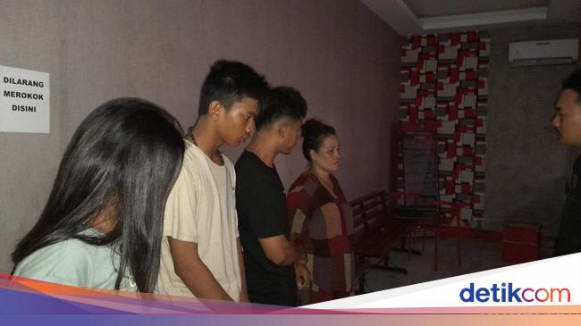 Polisi Tangkap Ibu-Anak Perusak Mobil Dinsos Makassar Saat Razia Anjal Polisi Tangkap Ibu-Anak Perusak Mobil Dinsos Makassar Saat Razia Anjal