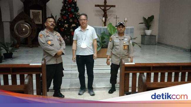 Polisi Beri Pengamanan Ekstra 4 Gereja di Kebayoran Baru Jelang Natal Polisi Beri Pengamanan Ekstra 4 Gereja di Kebayoran Baru Jelang Natal