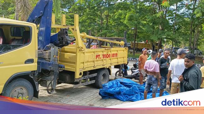 Truk Terbalik di Kupang, Belasan Orang Dilarikan ke RS
