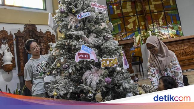 Warga Lintas Agama di Ciamis Bikin Pohon Natal Pemilu Damai, Yuk Lihat Warga Lintas Agama di Ciamis Bikin Pohon Natal Pemilu Damai, Yuk Lihat