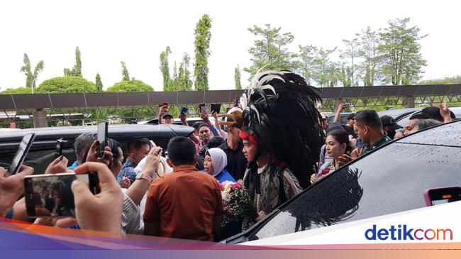 Tiba di Manado, Gibran Dipakaikan Pakaian Adat Khas Minahasa