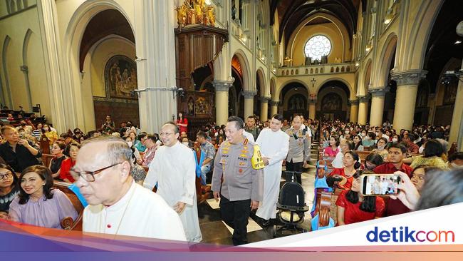 Misa Malam Natal, Menko PMK-Kapolri Sambangi Gereja Katedral Jakarta Misa Malam Natal, Menko PMK-Kapolri Sambangi Gereja Katedral Jakarta