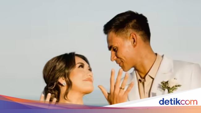 7 Foto Resepsi Pernikahan Amanda Gonzalez & Suami, Romantis di Tepi Pantai