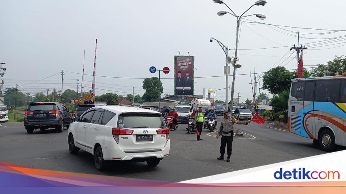 Lalu Lintas Libur Nataru di Simpang Tiga Mengkreng Mulai Meningkat
