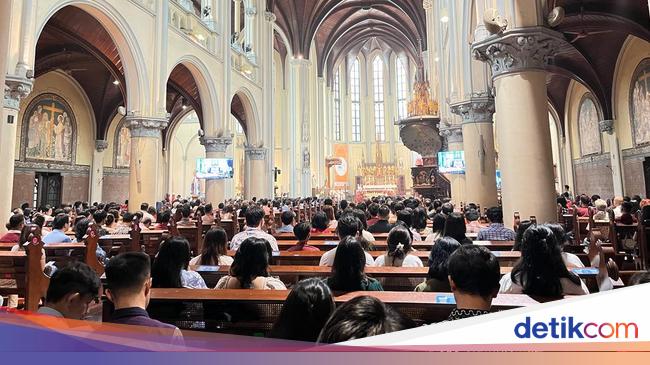 Suasana Khidmat Misa Natal di Gereja Katedral Jakarta
