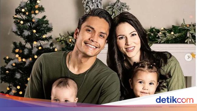 10 Foto Natal Artis Indonesia, Momen Bersama Keluarga Berlatar Pohon Natal