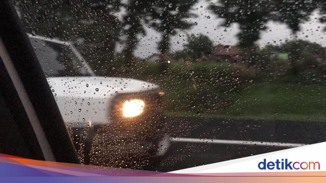 Cekrek! Toyota Hilux Rangga Tertangkap Kamera di Tol Cipali