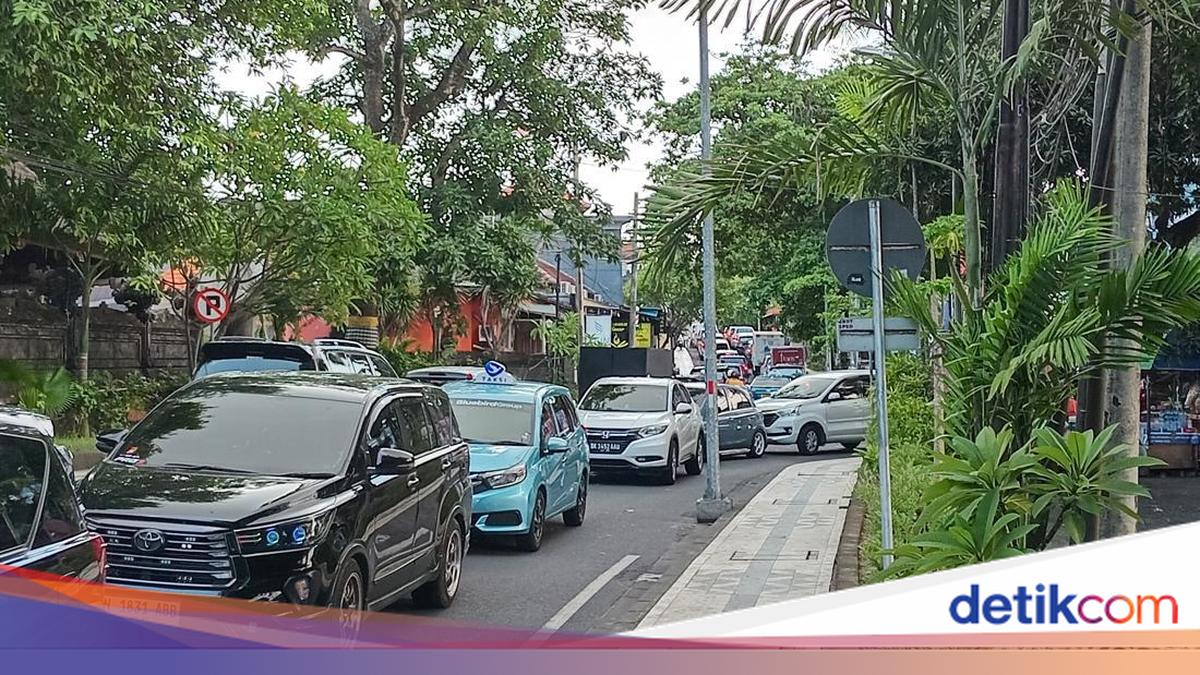 Kuta hingga Uluwatu Makin Macet, Turis Diimbau Pakai Angkutan Umum